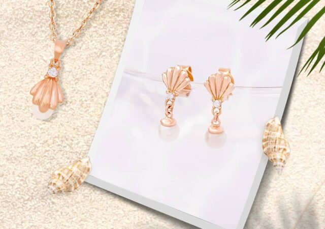 Perhiasan Emas Bertahtakan Mutiara Dengan Desain Kerang Yang ...