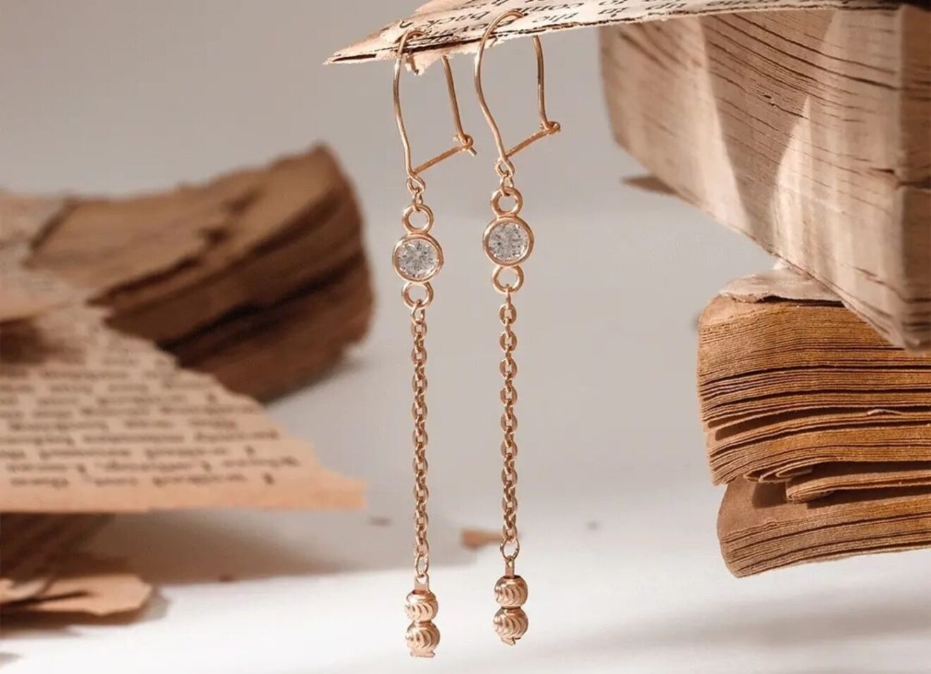 Serupa Namun Tak Sama, Kenali Perbedaan Anting Drop dan Dangle di Sini ...